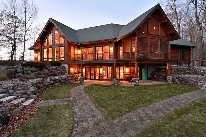 Custom-built Log Cabin Family Friendly Home - Hayward, WI