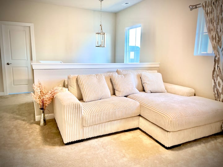 Model Home Spacious King Lux Ugg Dreamcloud Bed ! - Suffolk, VA