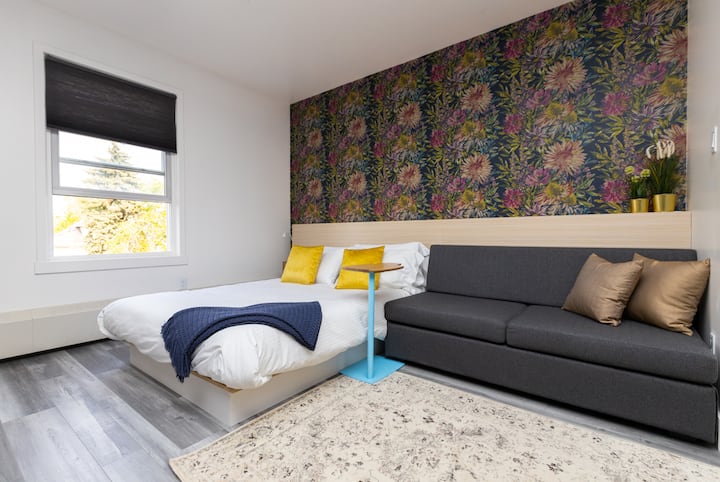 Elegant & Charming Highlands' Studio - Edmonton