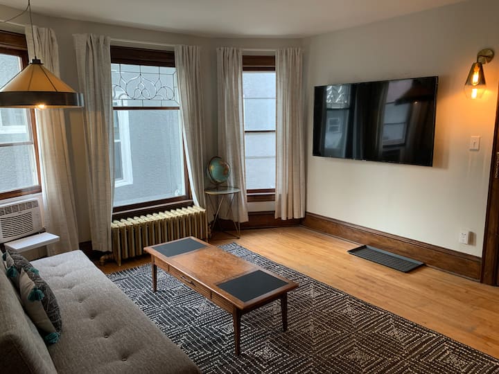 Uptown Cozy Bachelor - Edina