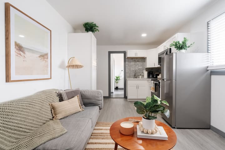 Stylish & Comfy Near Beach & Pier ~ Balcony ~ Pkg! - サンディエゴ