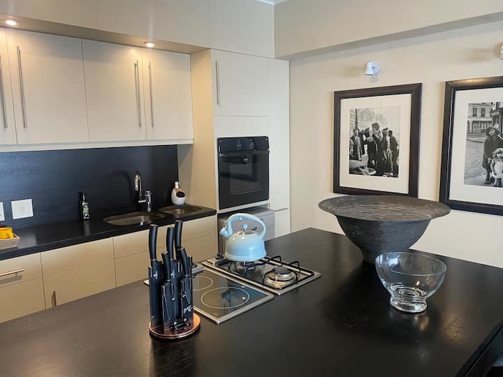 Beachfront Affordable, Cosy Pad For Two - Camps Bay