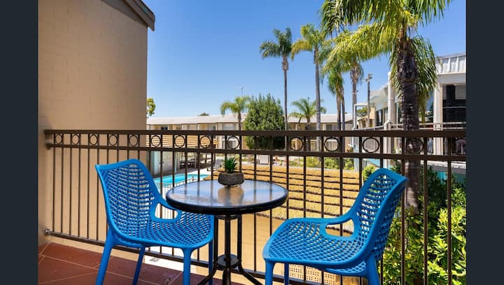 Modern 1br: Netflix, Kitchenette, Pool & Balcony - Mandurah