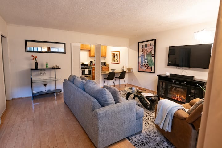 Playfully Posh 2 Bedroom/1 Bathroom In Weho! - Hollywood, CA