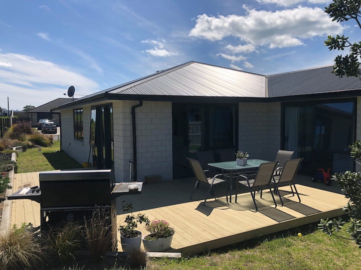 Modern Family Friendly Home In The Sunny Bay - Edgecumbe