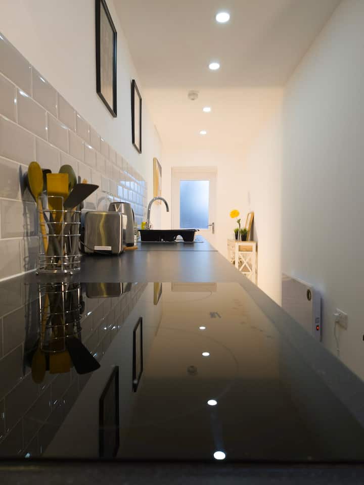 Parking. Keyless Entry. Fibre Wifi. Hotel Linen. - Cardiff