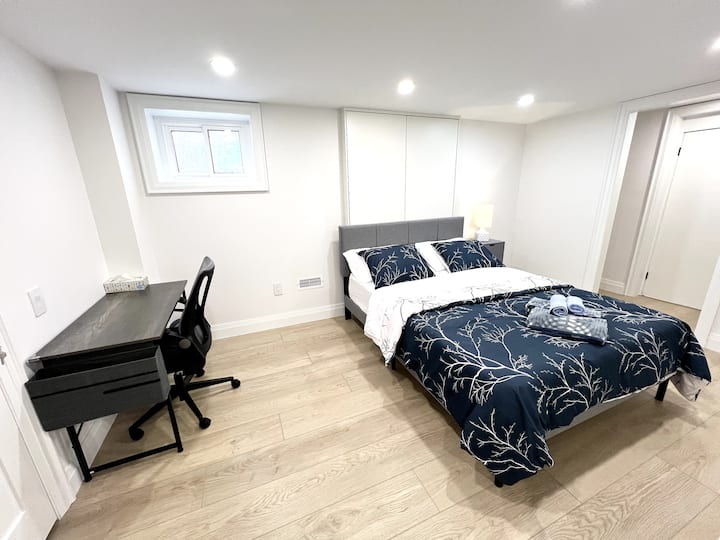 Modern Master Bedroom+ensuite+p+w.i.c - Barrie