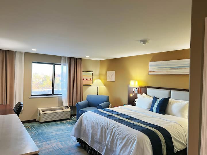 Single King Bed Room - Kc Inn Hotel - Gladstone, MO