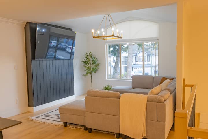 Luxury/ Modern Home With A/c - サレー