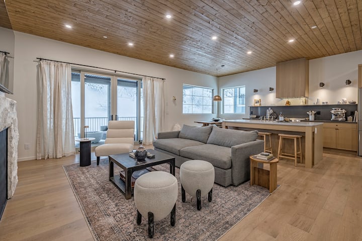 Huge Media Room, Hot Tub, Evcharger & Pet Friendly - Armstrong