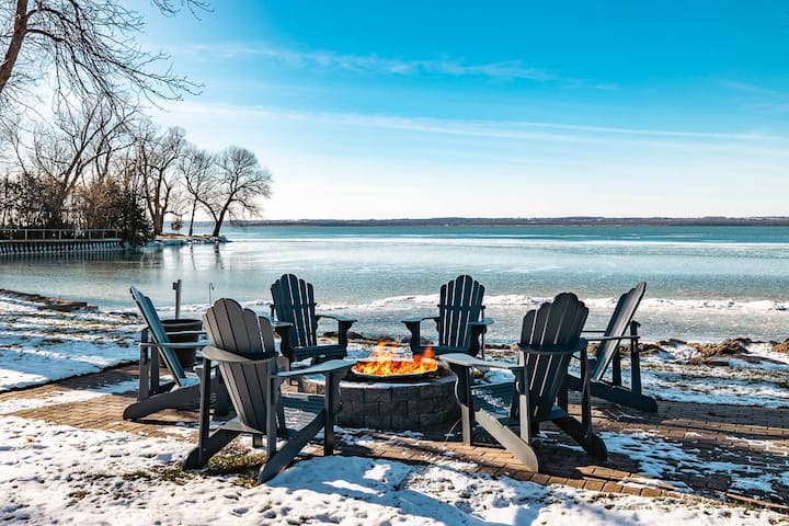 Hot Tub, Wet Bar & Games - Sunset Shores Lakehouse - Georgina