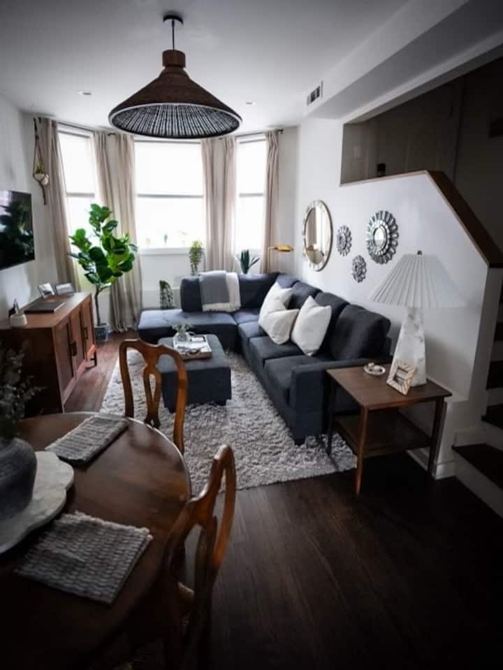 The Dugout - (2bd/2ba & Free Parking!) - Chicago, IL