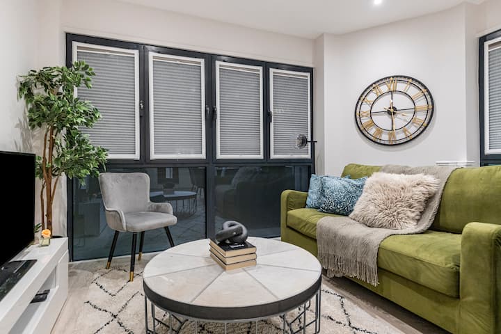 Luxe Minimalist 1-bed Flat | 7 Mins From Station - London