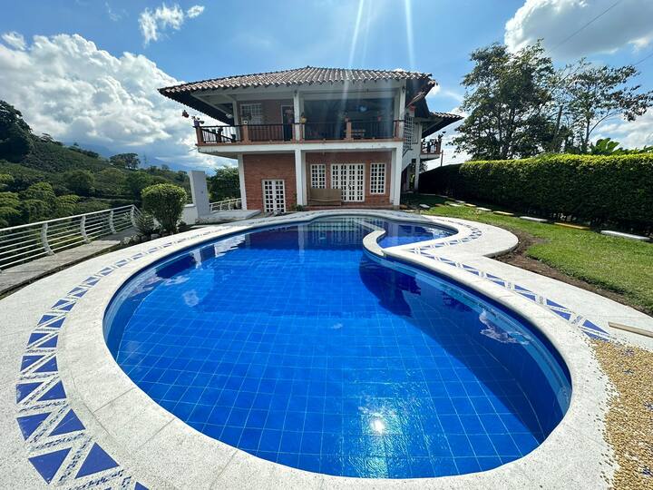 Chalet Con Piscina Y  Zonas Verdes Cerca Armenia - Armenia, Colombia