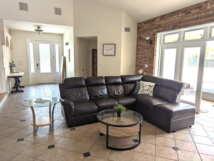 Cozy Room 5 Miles From Beaches! -