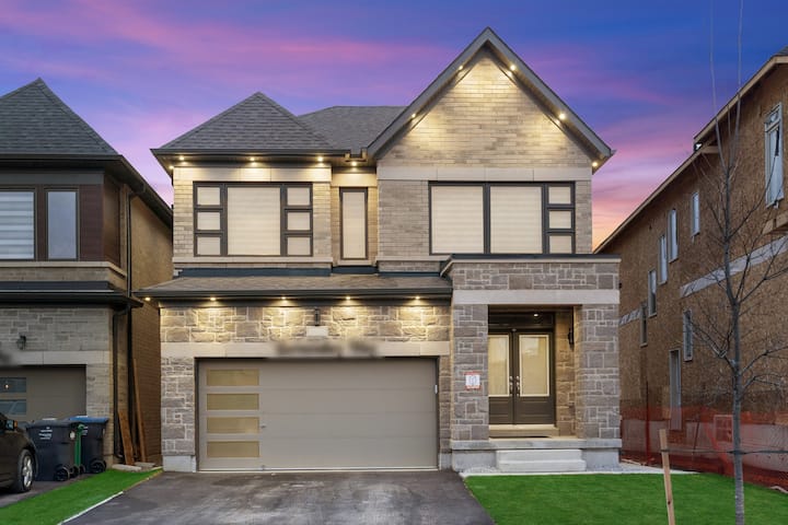 Luxe 5br Home ~ 100% Private & Sparkling Clean - Brampton