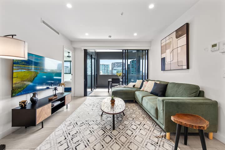 Luxe Newstead Pad W/ 65" Tv, Balcony, Pool & Gym - Brisbane