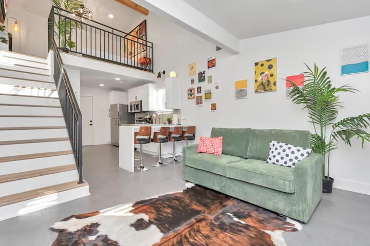 Stylish Chic Tiny Loft Bungalow - Conroe, TX
