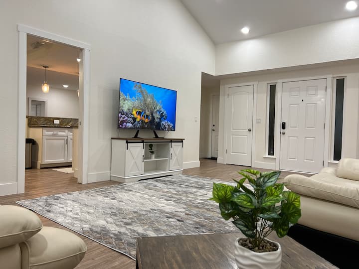 Cheerful 3 Bd Spacious Home - Sacramento, CA