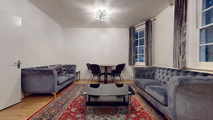 Amazing Location- 3 Bedroom Flat - London