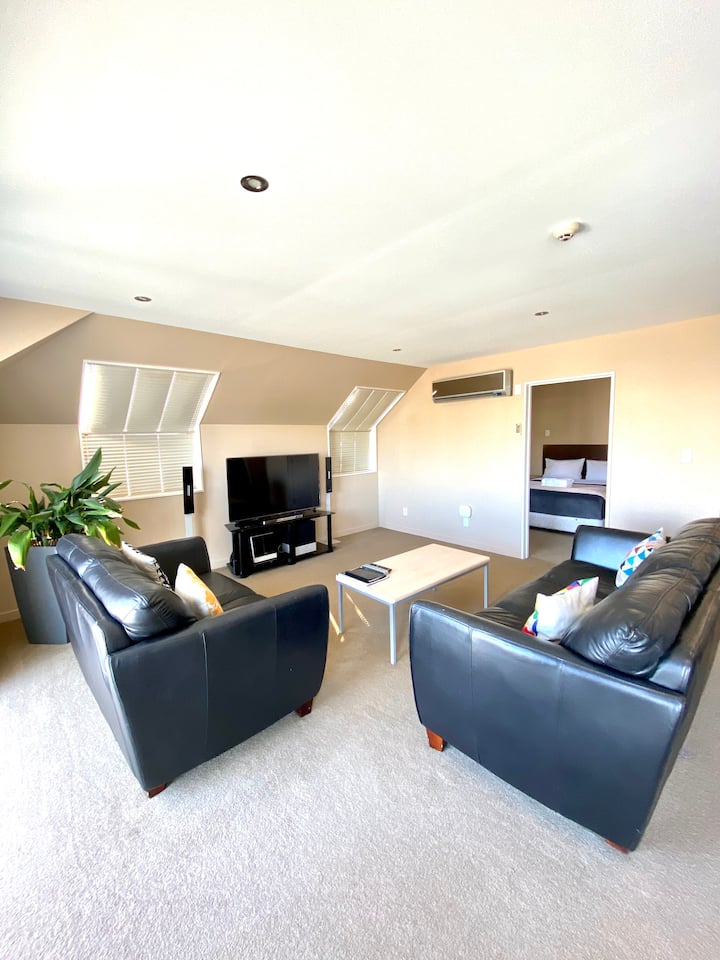 Max Three Bedroom Spa Penthouse - Christchurch
