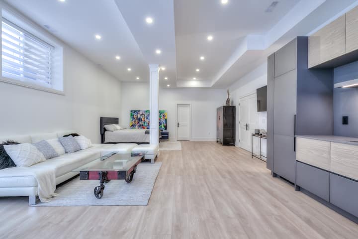Entire Loft Style Studio Suite, Free Parking - Ontario
