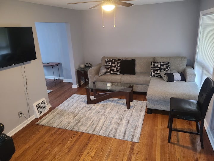 The Estate-2 Bedroom 1 Bath Home - Hegewisch - Chicago