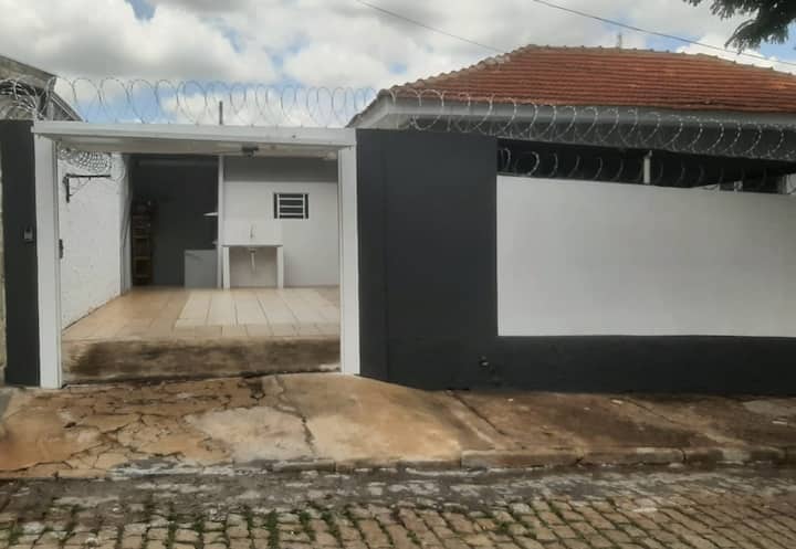 Privacidade Microcasa: Grande Quarto E 2 Garagens - Bauru