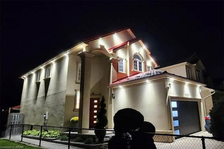 Terra Rosa Villa- Includes Separate Apartment - Kitchener