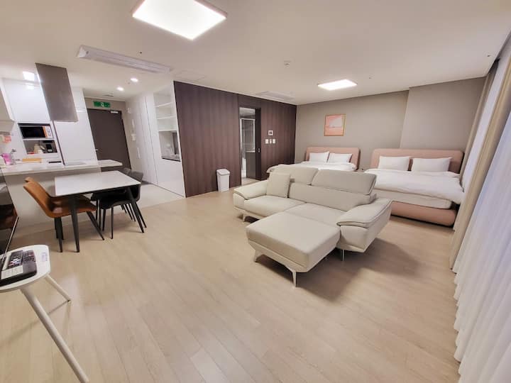 [4인] 펜트하우스 /초고층 달빛축제공원뷰 /야외수영장/감성 고층뷰 - Incheon