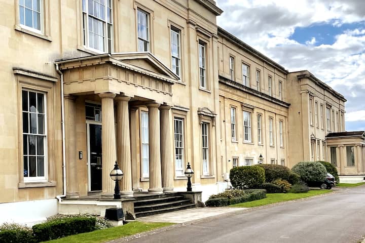 Nordic Regency Luxury Apt W/ Free Parking - University of Gloucestershire, Park Campus