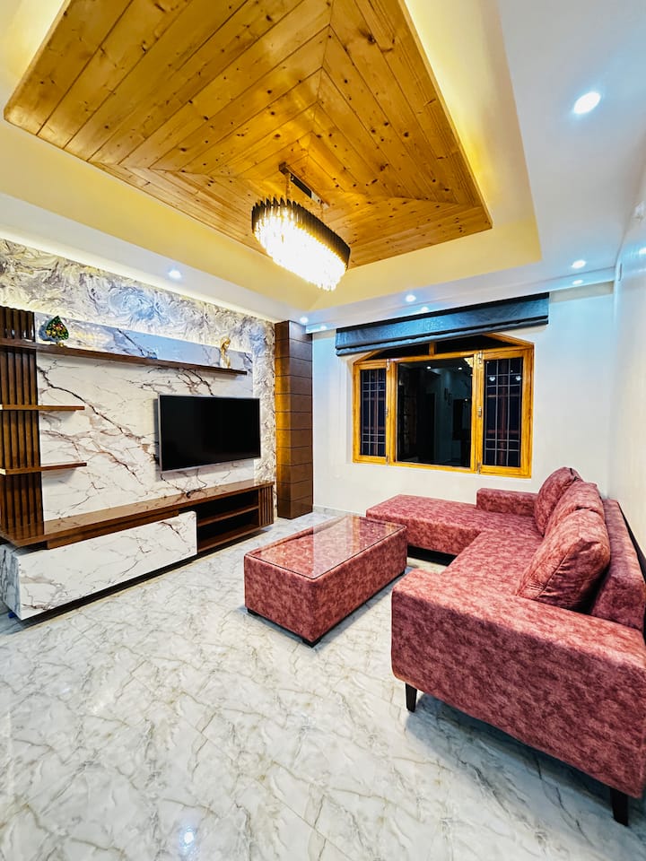 Luxury Top Floor Retreat | Best Views In Shimla - Shimla