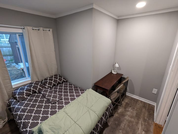 Tufts-davis Small 2-room Apartment - Somerville, MA