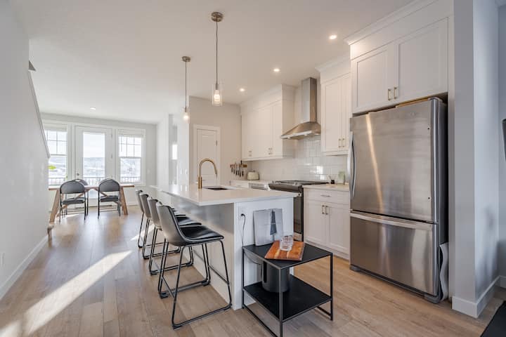 Modern Home At Mountain Gateway + Free Banff Pass - Calgary