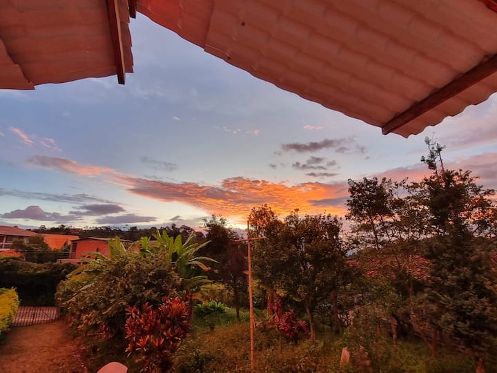 Hermosa Cabaña Estilo Colonial. - Chinchiná