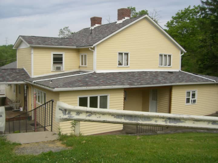 5 Bedroom Quaint Farmhouse - Oakdale, PA