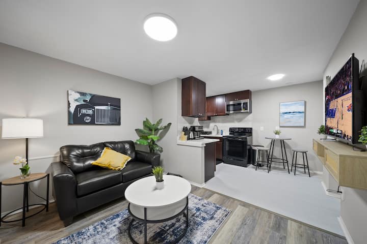 Modern Ferndale 1br Apt | Near Downtown & Eats - Warren, MI