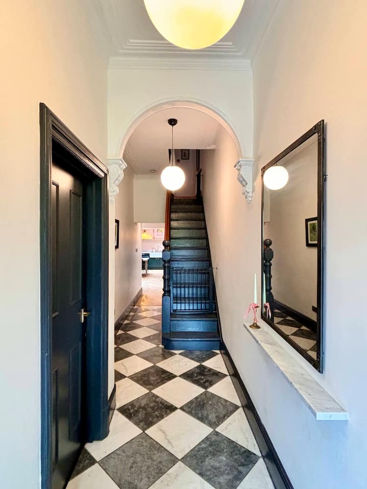 Spacious 5bed, 3 Storey Home With Private Patio - Leeds