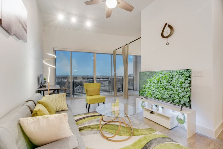 Snappy Loft Style 2br | Gym | Parking | Workspace - Dallas, TX