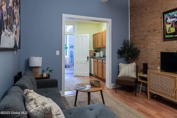 1 Bedroom Directly On Broadway Across Fr Adelphi ! - Saratoga Springs, NY