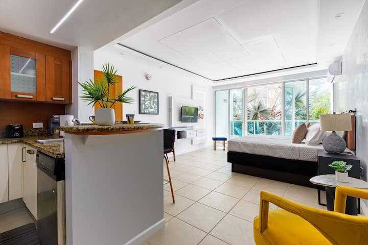 King Bed Loft | By Old Sj | Parking & Resort Pool - San Juan