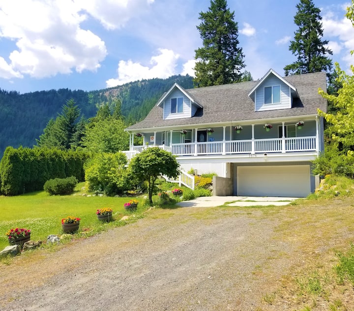 Cozy Home W/nature-inspired View,hot Tub&game Room - Leavenworth, WA