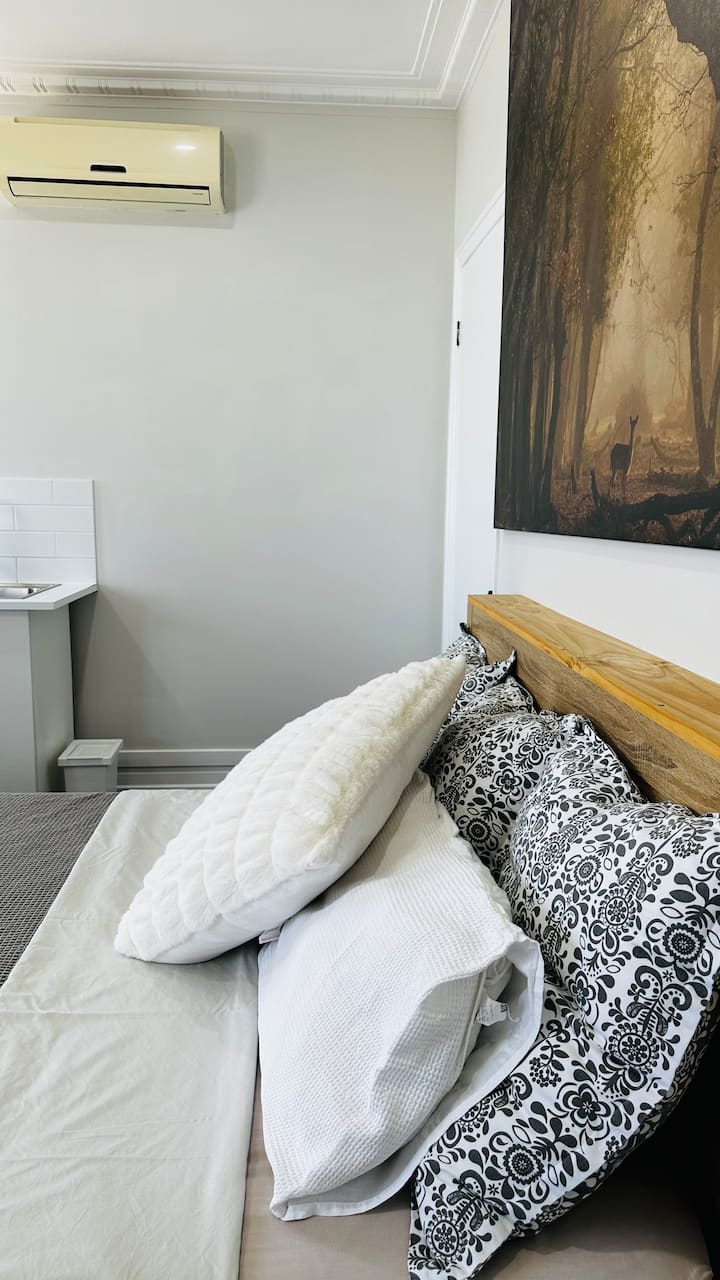 S1, Private Room With Large Ensuite - 입시치