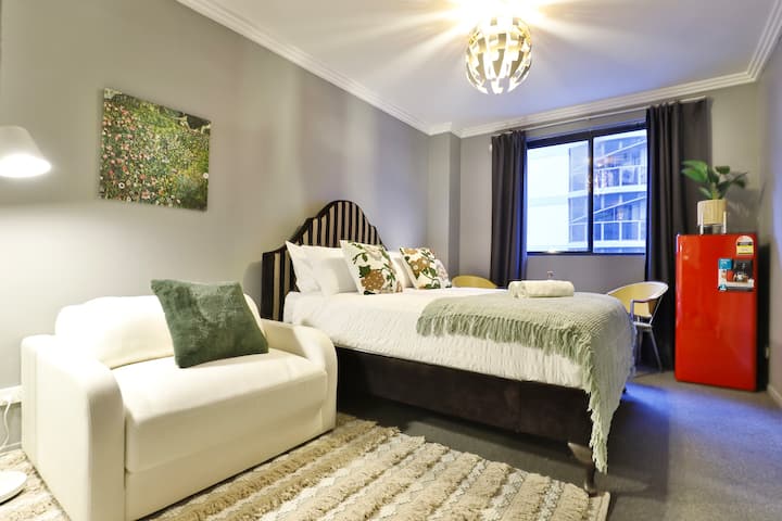 Vintage Charm Oasis - City Living With Ease - Sydney