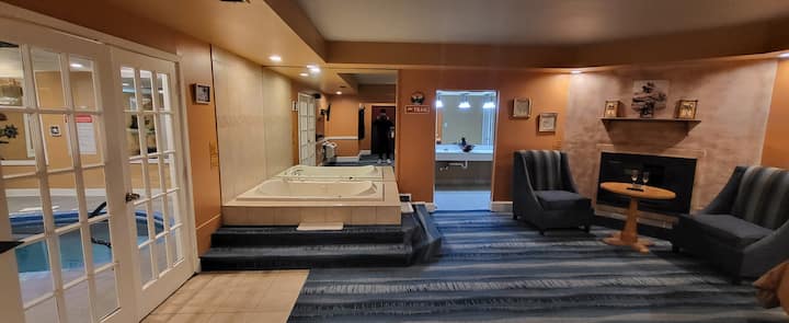 Dove Beach Swimming Pool Suite With Jacuzzi - Harrisburg, PA