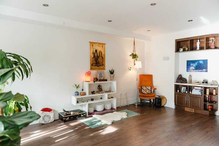 Spacious & Loving Home (Healing Room: Main Floor) - Toronto
