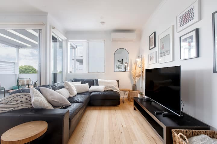 Laidback Lygon: A Two-storey Inner-city Oasis - Brunswick