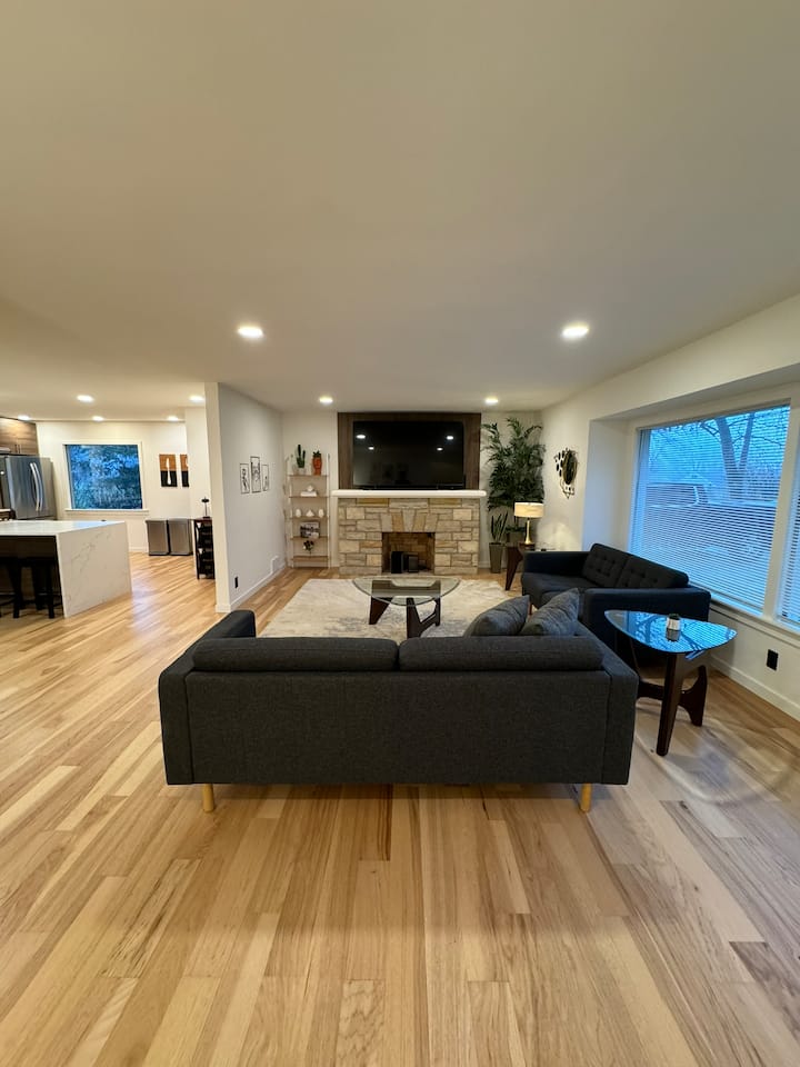 Secluded 3 Br/2 Bath- 18 Minutes From Downtown - Brookfield, WI