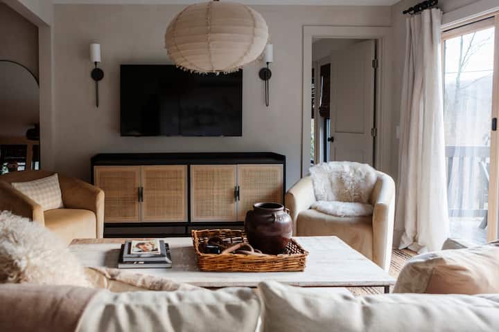 The Bend: Meadow Suite • Pool • Sauna • Fire Pits - Phoenicia, NY