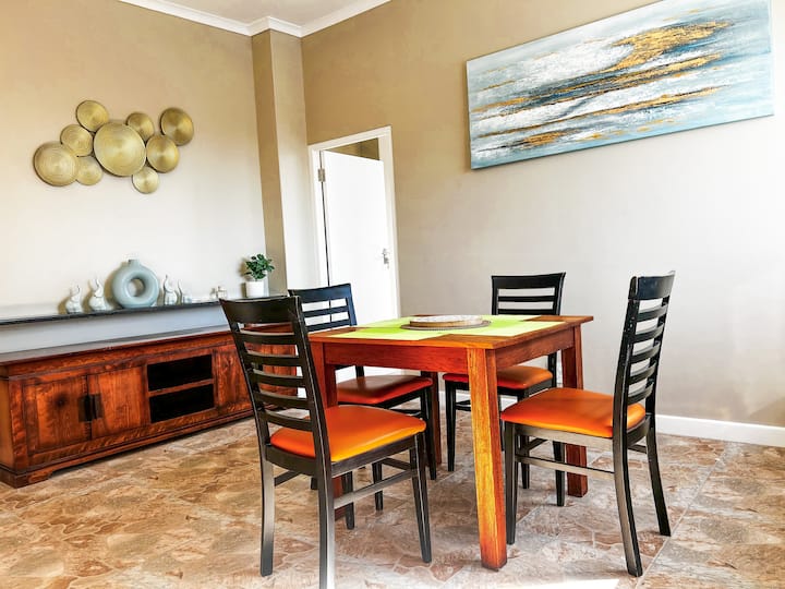 Cozy Central Cpt *Large 74m2* 200 Mbps Internet - Camps Bay
